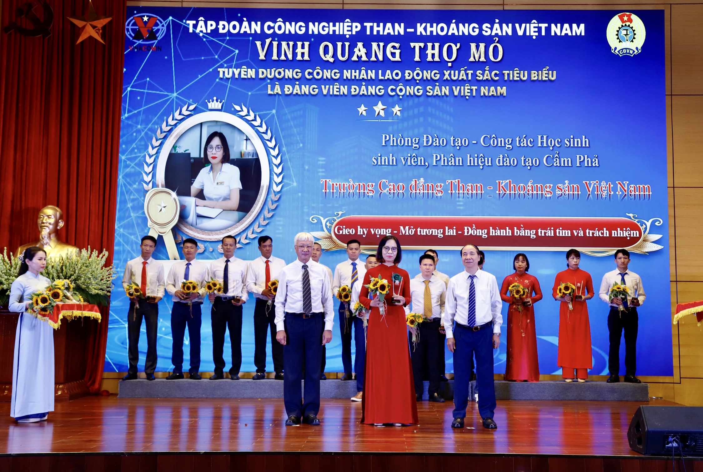 Tự hào hai tấm gương người lao động đạt danh hiệu “Vinh quang Thợ mỏ Việt Nam” năm 2025 | Trường ...